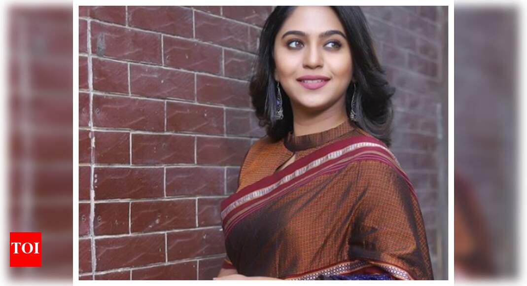 Happy Birthday Mrunmayee Deshpande: Amruta Khanvilkar, Siddharth ...