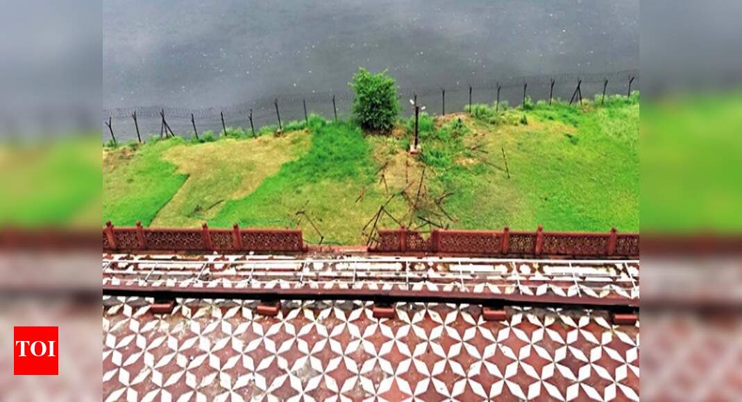 Agra: Taj Mahal's marble and red stone railings damaged in thunderstorm ...