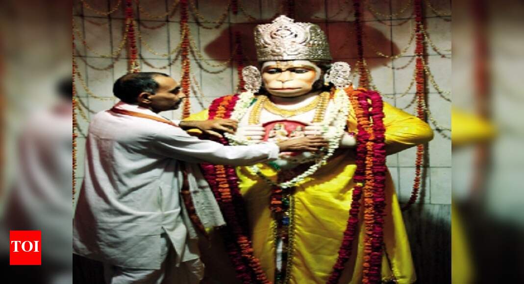 Lucknow: Sanitizer room, social distancing during darshan at Hanuman ...