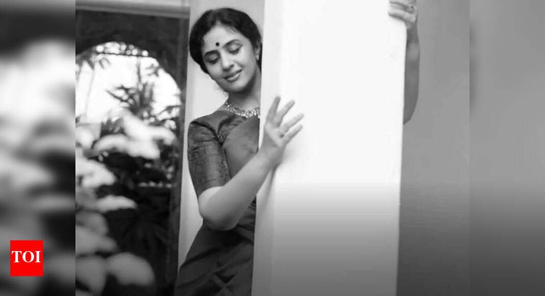 Methil Radhika dances to Jim Reeves | Malayalam Movie News - Times of India