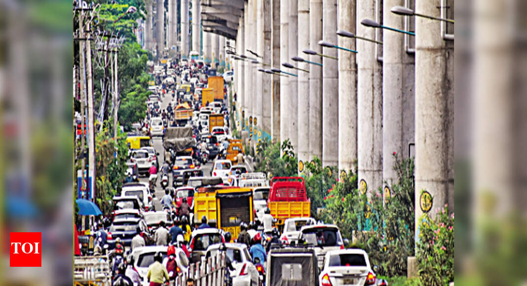 Police on their toes as private vehicles congest Kochi roads | Kochi News - Times of India