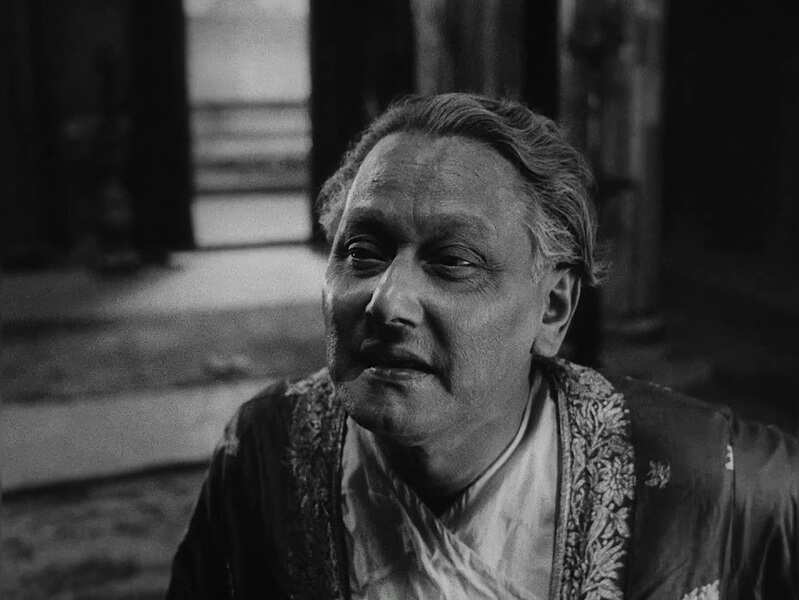 A ‘Jalsaghar’ tribute! When Chhabi Biswas carried Ray on his shoulders | Bengali Movie News ...