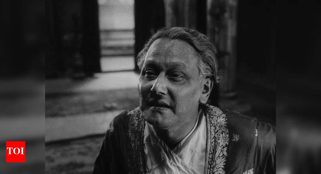 A ‘Jalsaghar’ tribute! When Chhabi Biswas carried Ray on his shoulders ...