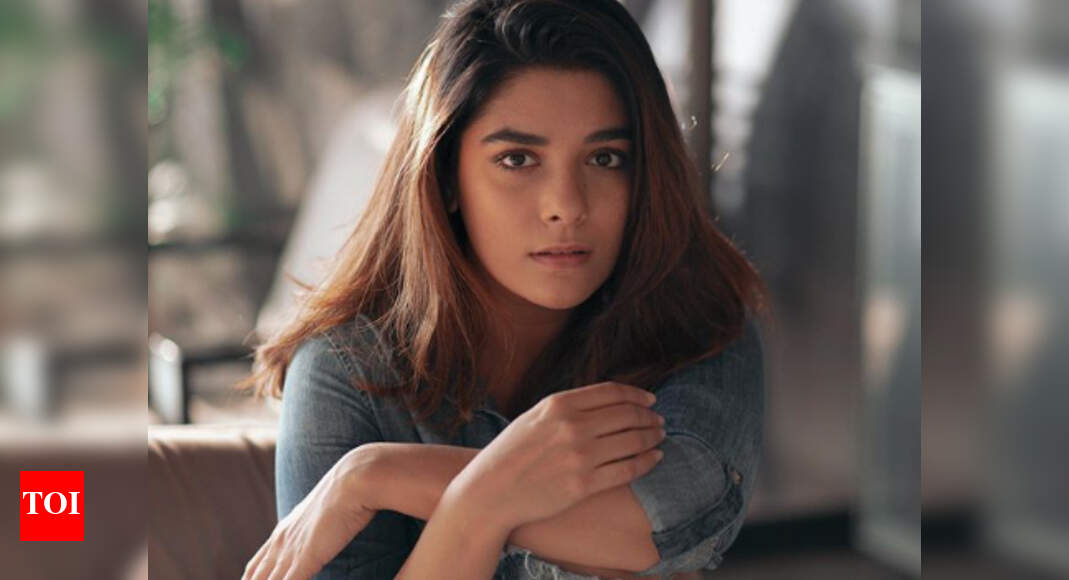 Pooja Gor back to painting mode - Times of India