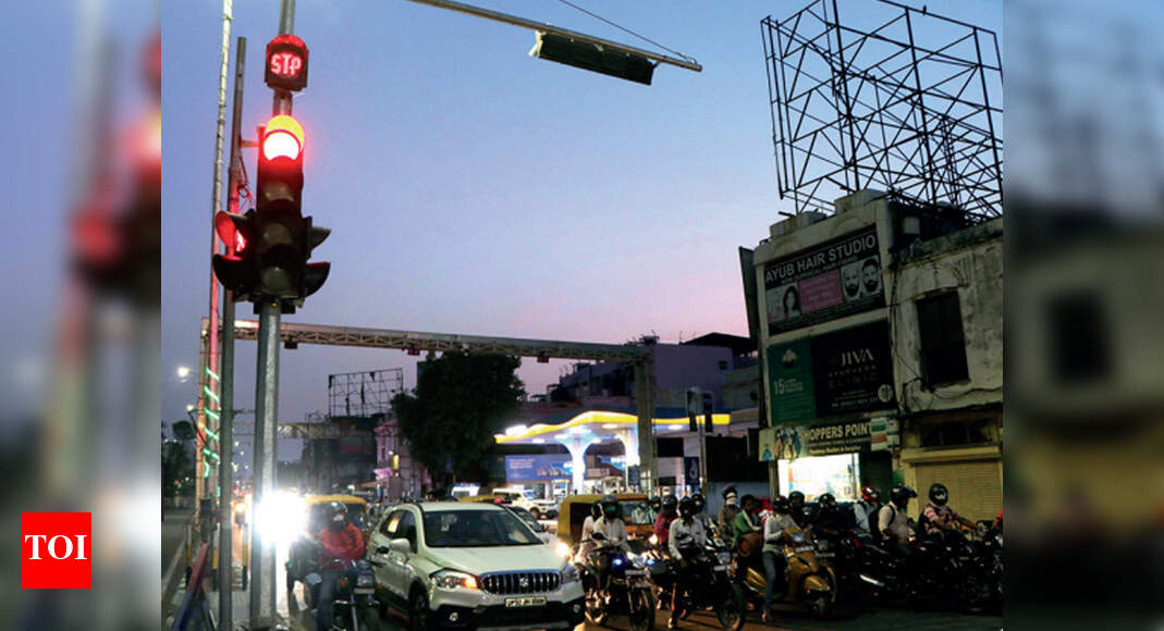 Lucknow: CCTV cameras, AI-based lights to control traffic, issue e ...