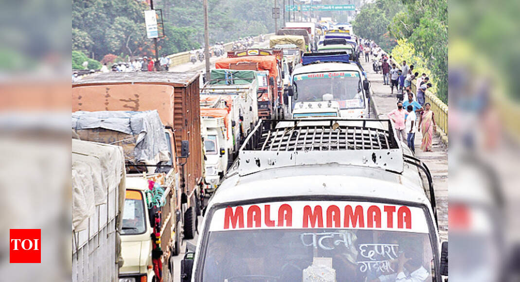 Patna: Huge traffic jam on Mahatma Gandhi Setu a routine affair | Patna ...