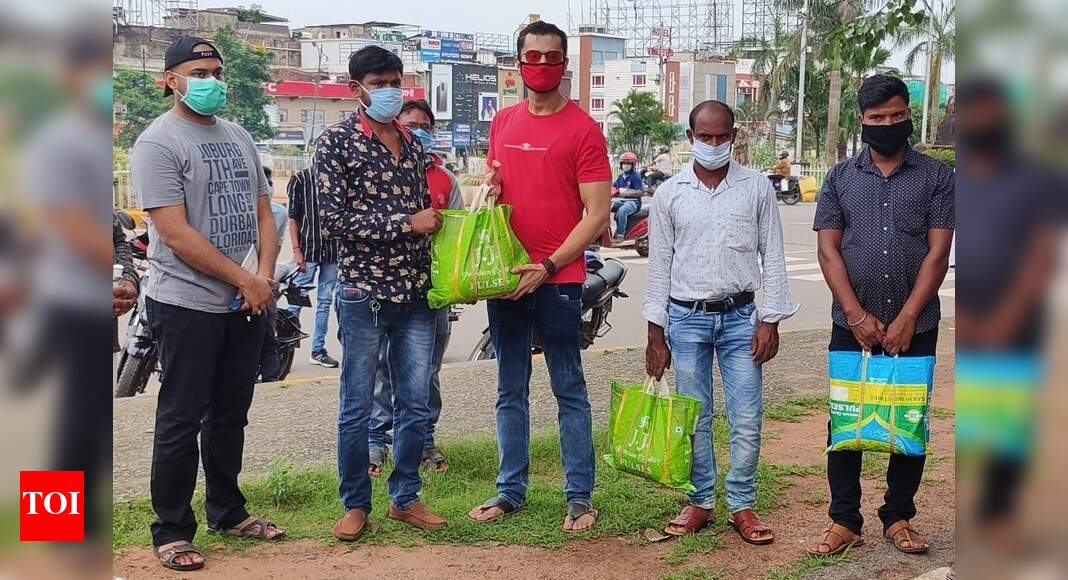 Chandan Kar distributes ration to needy Ollywood technicians | Events ...