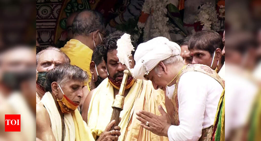 Jagannath Yatra: Erstwhile King of Puri sweeps chariot with gold ...