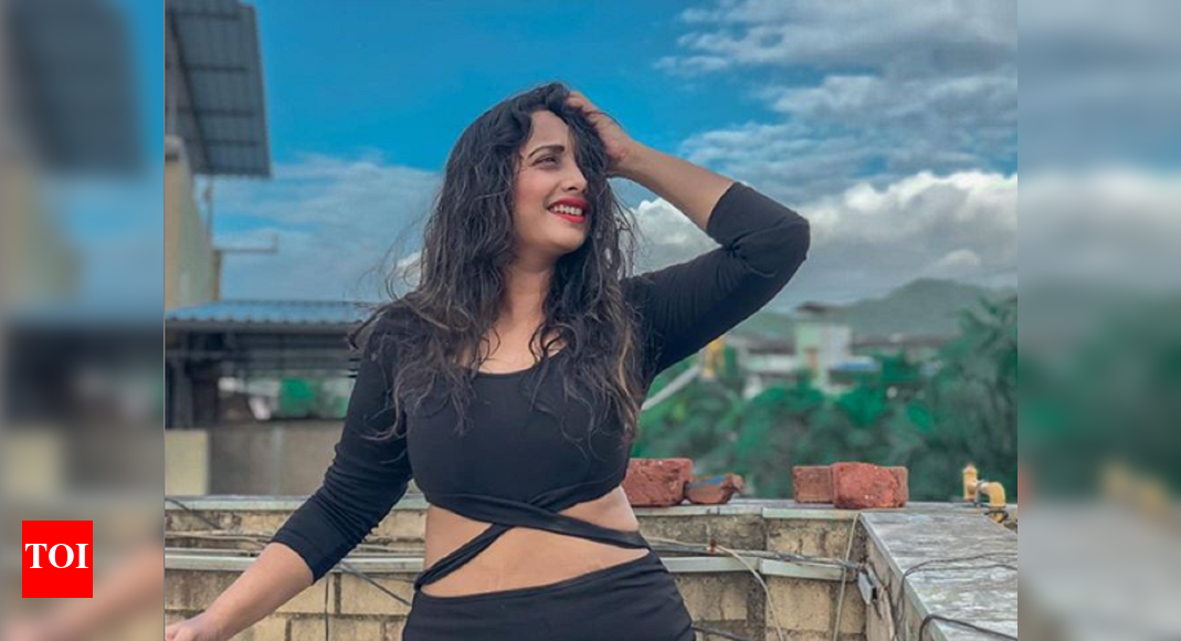 Rani Chatterjee looks stunning as she poses in a black bodycon outfit ...