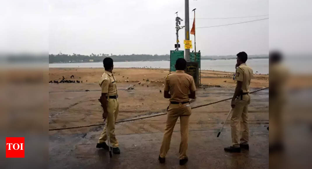 Mumbai: Security guard rescued at Bandstand | Mumbai News - Times of India