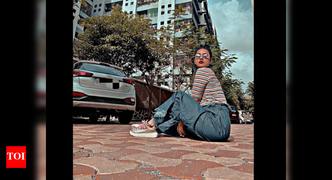 Gargi Pandit shows how to pose in style for the camera | Bhojpuri Movie ...