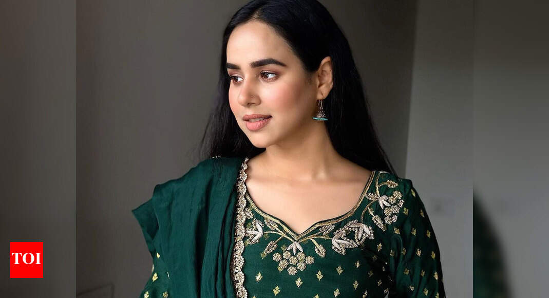 Video: Sunanda Sharma's soothing song will tug at your heartstrings ...