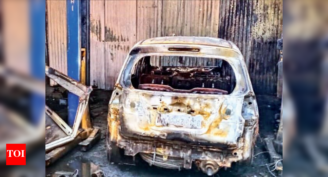Pune: 15 vehicles gutted in late night blaze at godown | Pune News ...