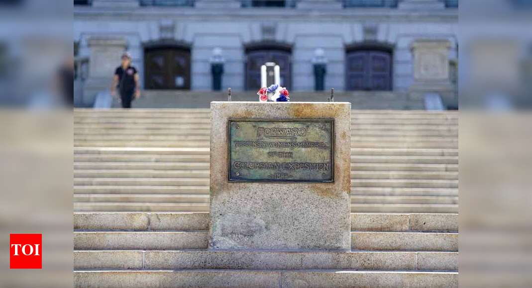 Over 100 arrested for vandalizing statues in US - Times of India