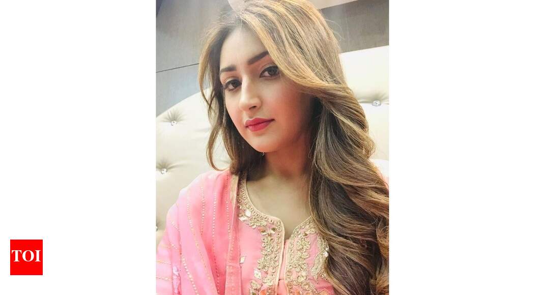 Sayesha Saigal beats the lockdown blues by grooving to ‘Taki Taki ...
