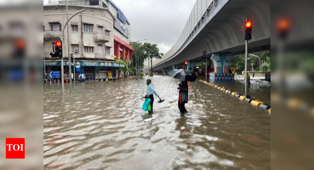 Mumbai Rains: Heavy rain lashes Mumbai, suburbs; several areas waterlogged | Mumbai News - Times ...