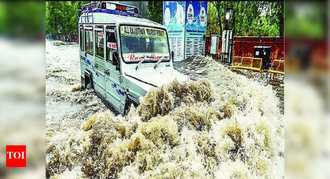 Moderate to heavy rain continues, waterlogging in Jaipur hits traffic ...