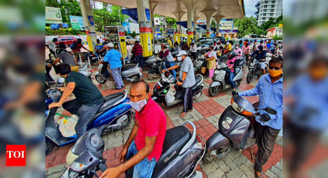 Pune Lockdown Update: Panic buying before lockdown throws Covid caution ...