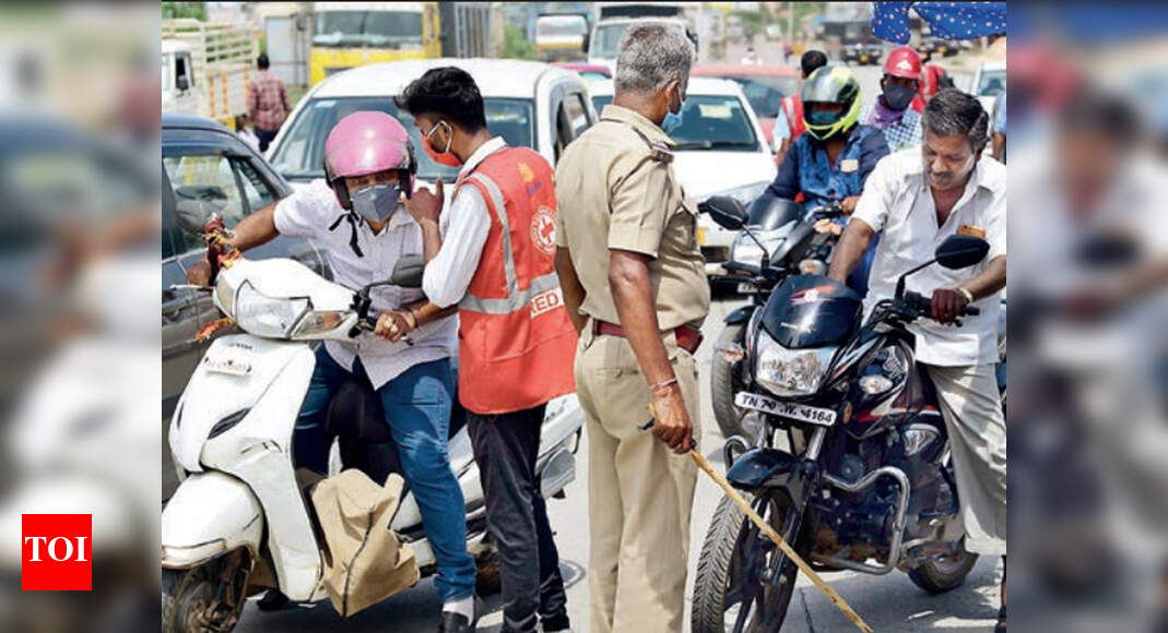 At Attibele checkpost, chaos and no social distancing | Bengaluru News ...