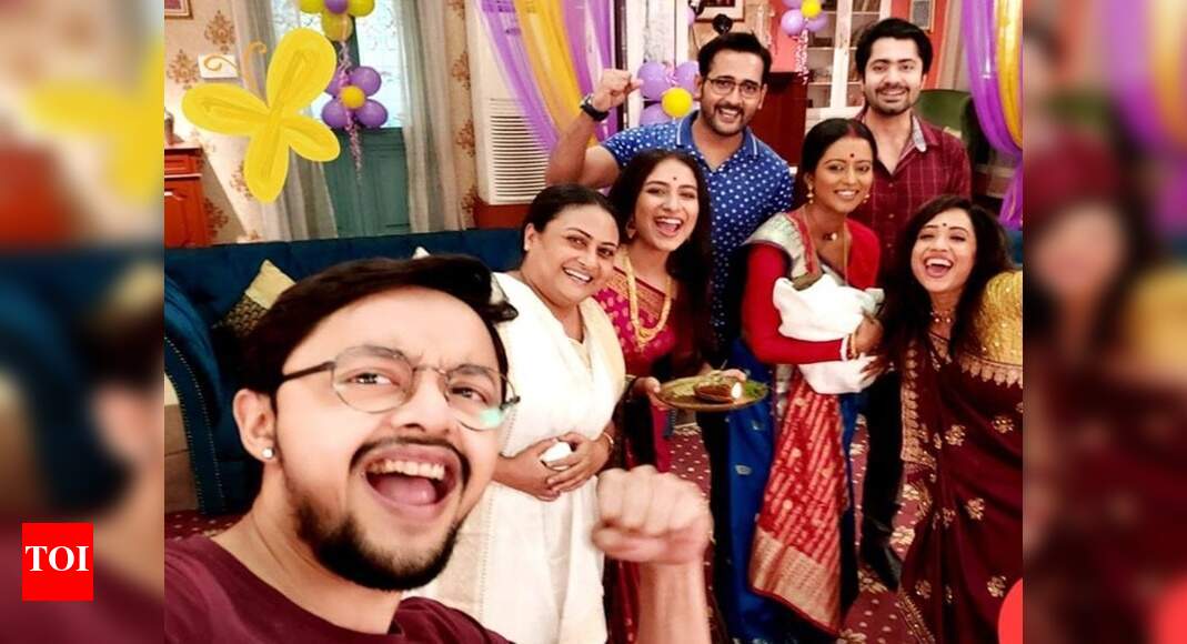 Trinayani wraps up shoot; cast and crew get emotional on last day ...