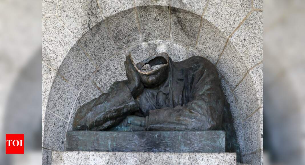 Rhodes statue beheaded in South Africa's Cape Town - Times of India