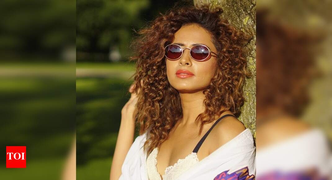 'Angrej' to show in Australia as theatres re-open | Punjabi Movie News ...