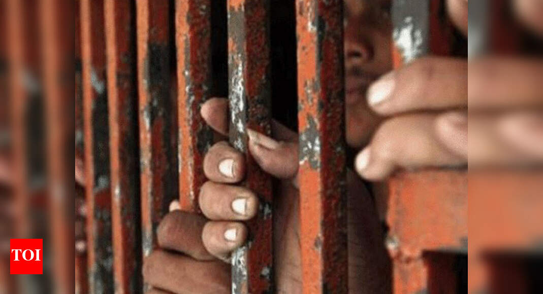 18 prisons in Maharashtra still overcrowded | Mumbai News - Times of India