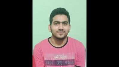 Despite losing both legs, Ashraf scales the academic summit | Nagpur ...