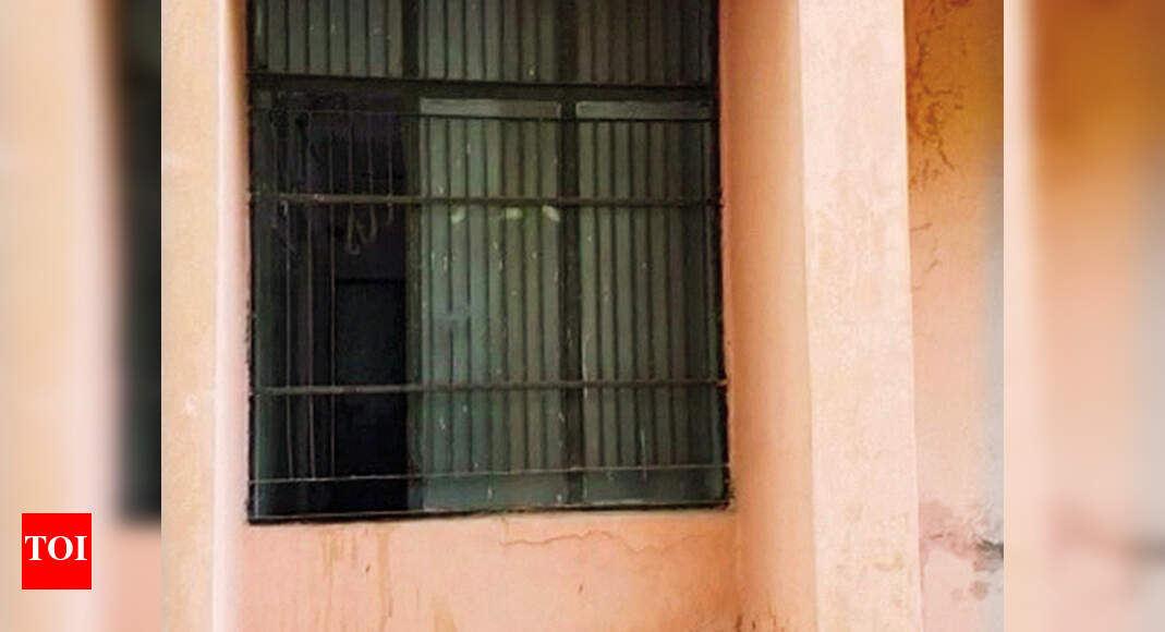 Covid +ve teen cuts iron grill, flees Baghpat facility | Meerut News ...