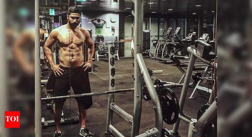 Vicky Kaushal Shares A Shirtless Throwback From The Gym As He Misses