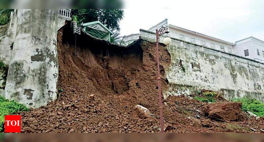 Fort wall of Bharuch’s historic Begum Wadi damaged | Surat News - The ...