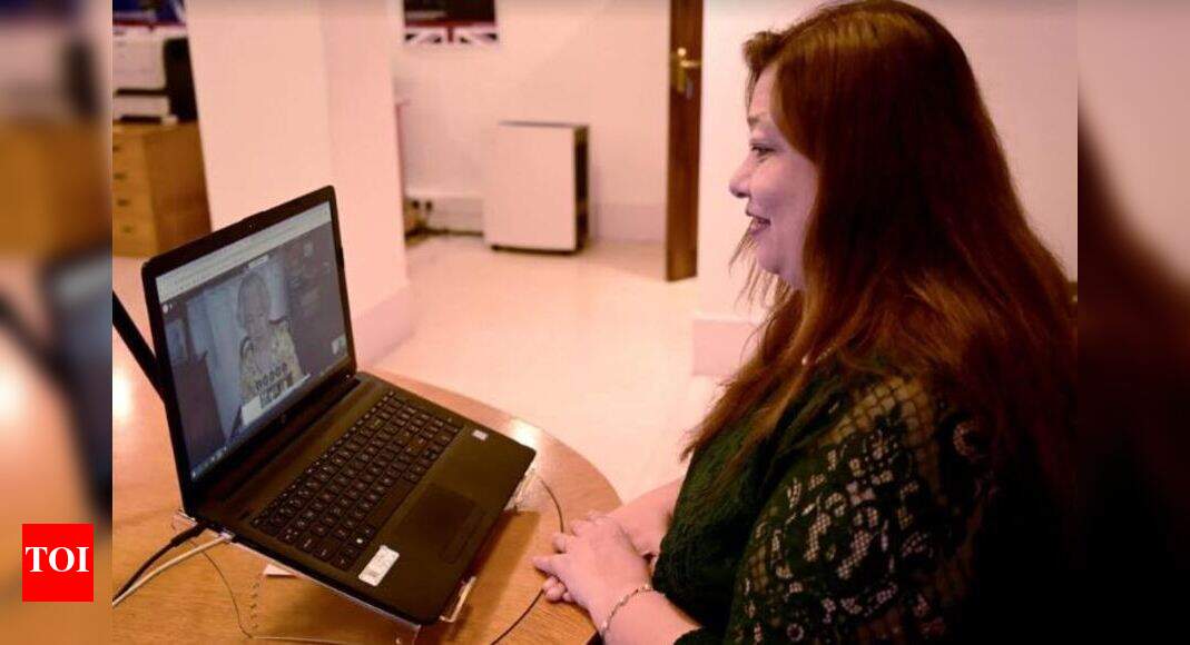 Kolkata British consulate official briefs the queen on UK-India Covid ...