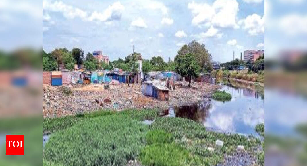 430 families in slum along Cooum exposed to flood risk | Chennai News ...