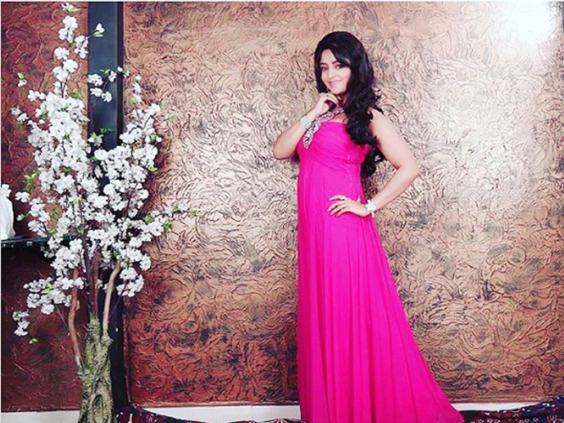 Shubhi Sharma looks stunning in her pink colour gown | Bhojpuri Movie ...