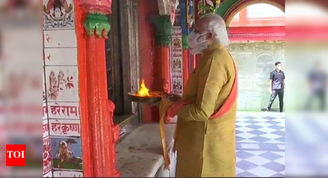 PM Modi offers prayers at Hanumangarhi temple | India News - Times of India
