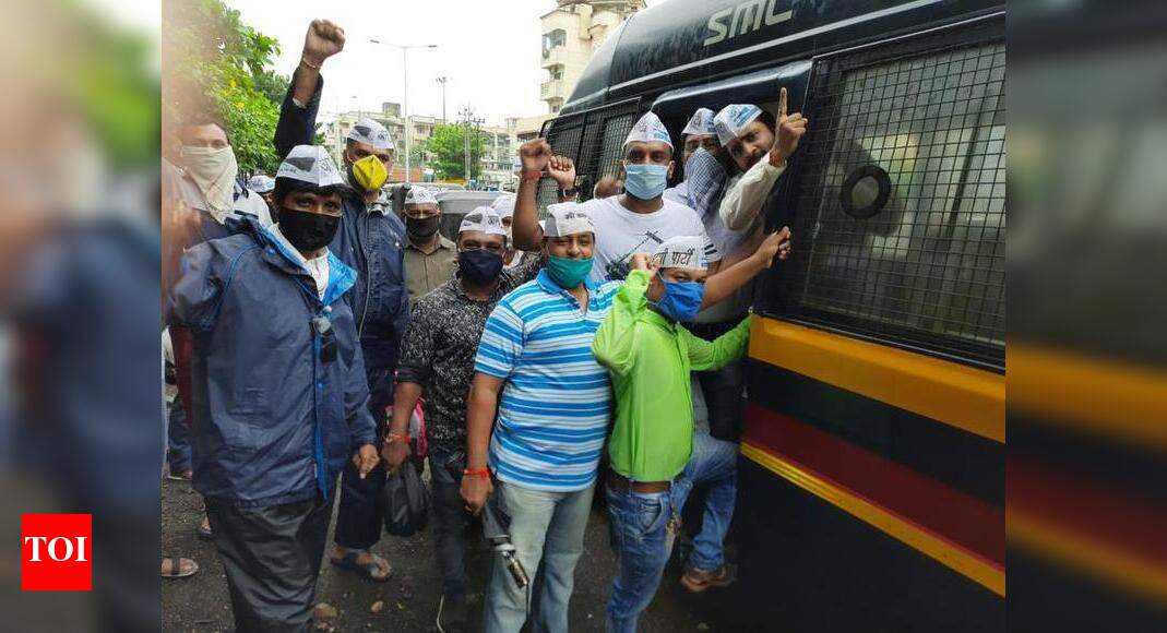 AAP protests power bills in front of Raut’s house | Nagpur News - Times ...