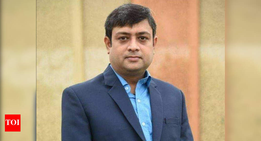 Surat: Doctor on oxygen support risks life to save patient | Surat News ...