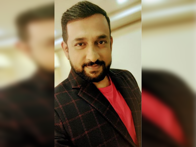 Actor Prasad Oak's recent picture is a right blend of casual and formal ...