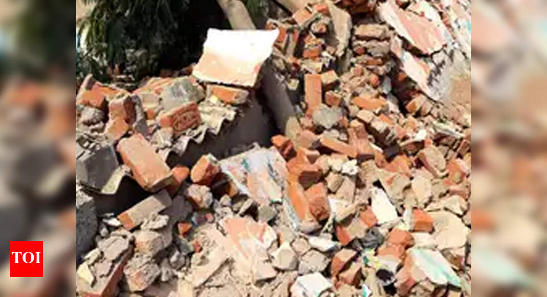 One dead in Chembur building collapse | Mumbai News - Times of India