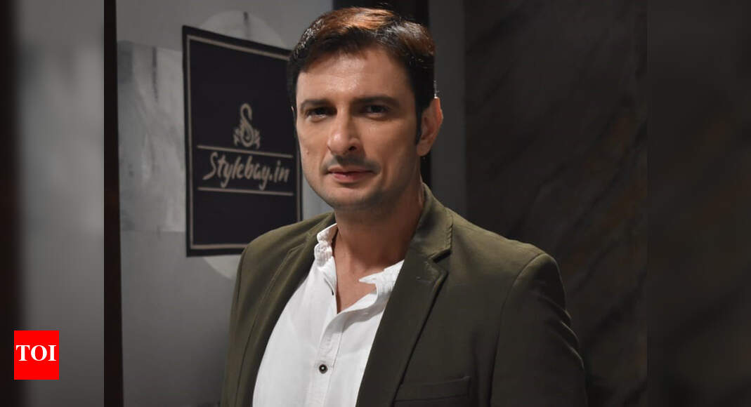 Actor Rushad Rana inaugurates a community refrigerator - Times of India