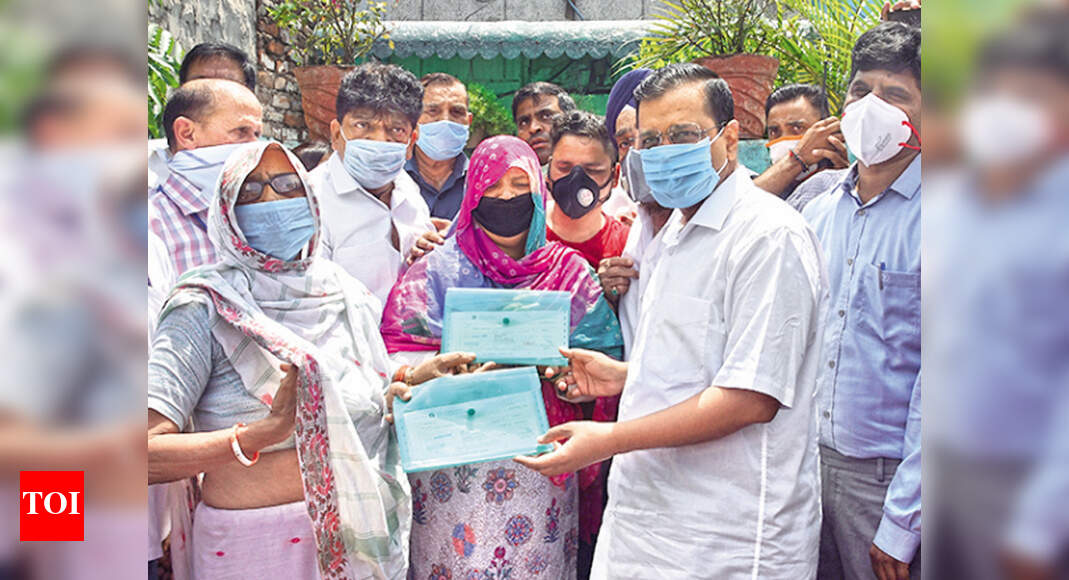 Delhi CM gives Rs 1 crore to safai worker’s kin | Delhi News - Times of ...