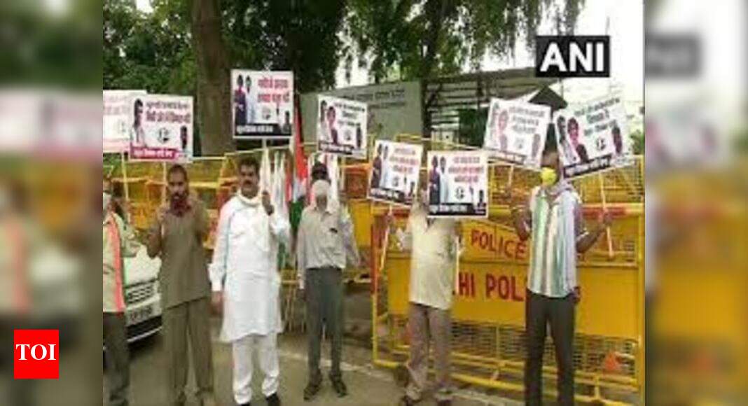 Congress workers outside AICC office demand party president from Gandhi ...