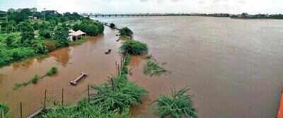 Tapi riverfront submerged as river swells | Surat News - Times of India