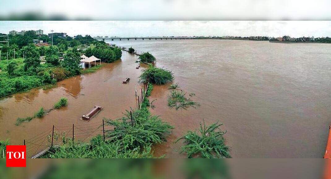Tapi riverfront submerged as river swells | Surat News - Times of India