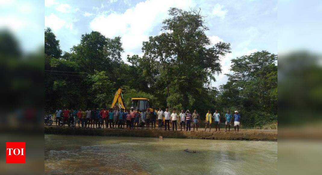 PSI leads tribals in desilting nullah to clear flood waters over bridge ...