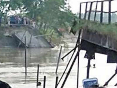 Over 12 fall into river as Araria bridge collapses | Patna News - Times ...