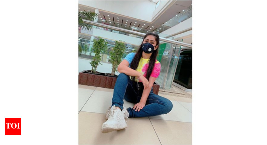 Photo: Priyanka Pandit spotted wearing a face mask | Bhojpuri Movie ...