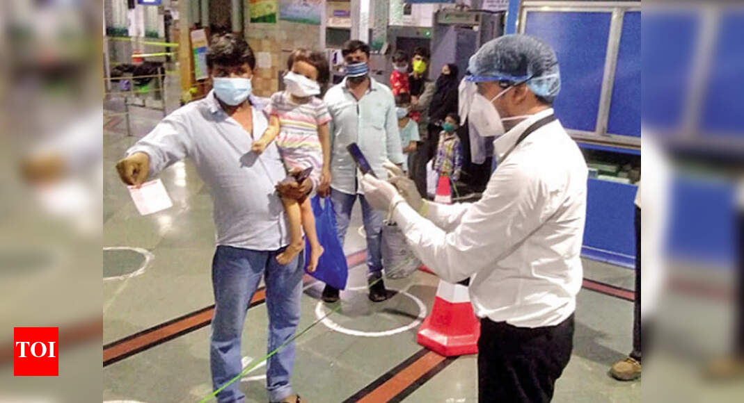 Mumbai: CR starts QR code-scanners for suburban travel at 15 stations ...