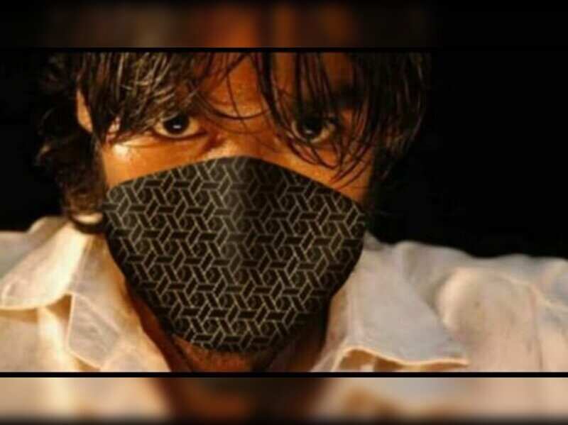Selvaraghavan tells people to wear mask with a fun 'Pudhupettai' meme ...