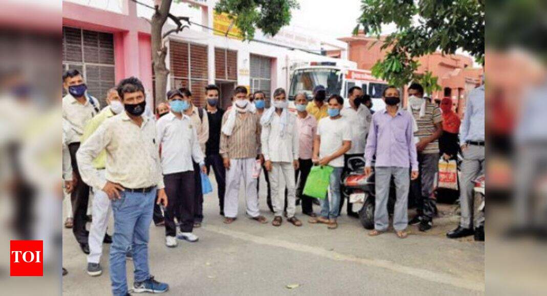 Patients protest delay in Covid-19 report at Meerut district hospital ...